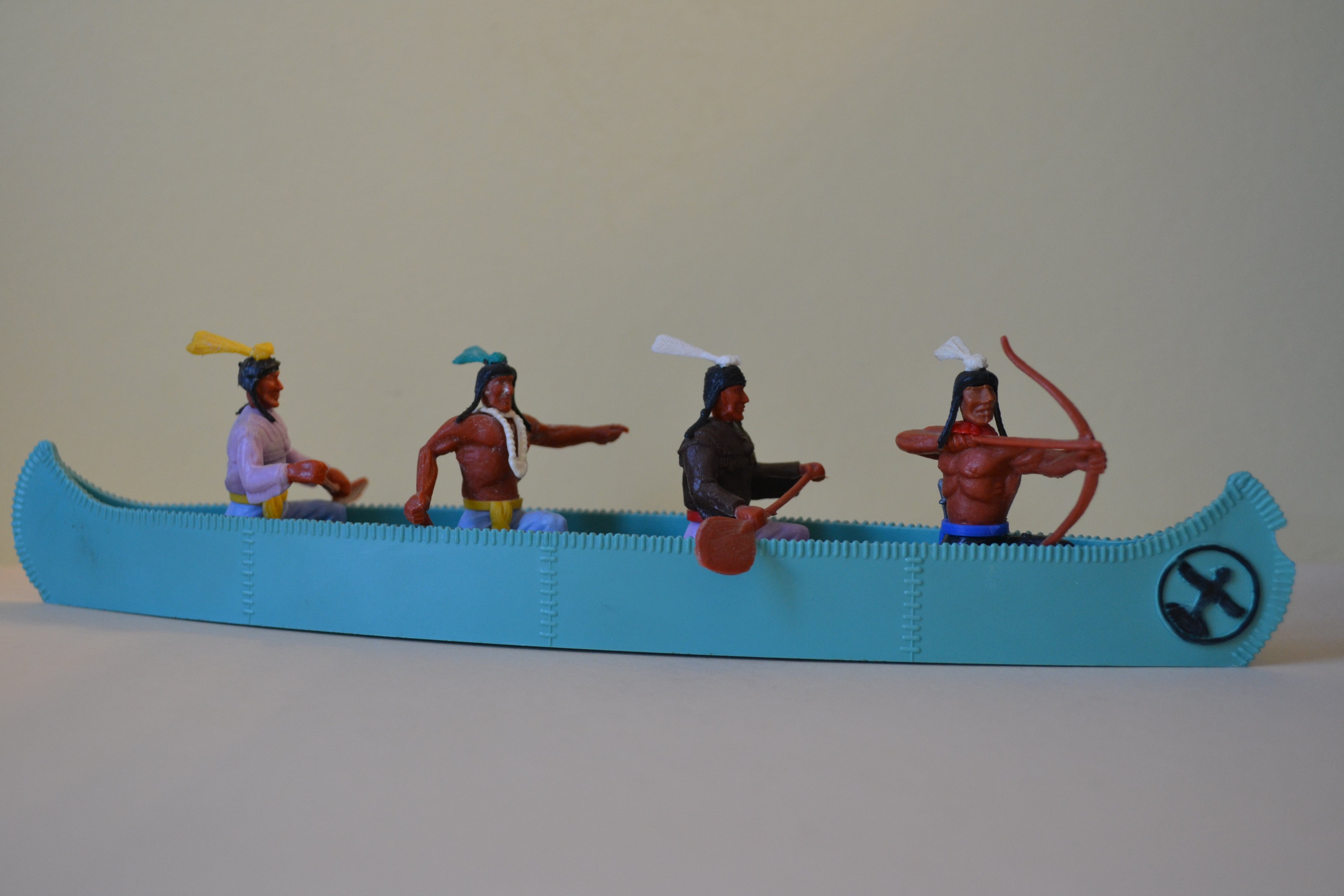 Timpo Indian Canoe and 4 man crew - chip on canoe – Minitroops